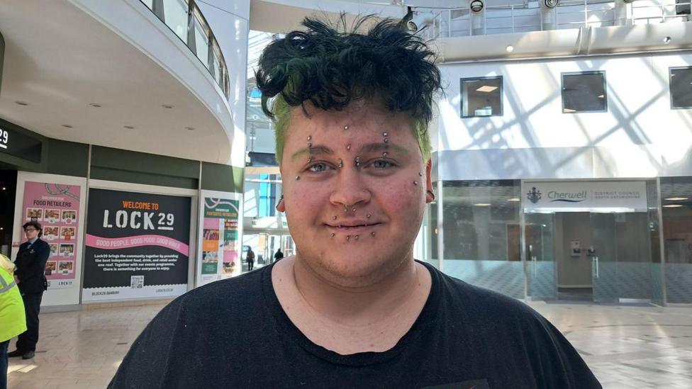 Banbury empty shops should become youth space, petition says - BBC News