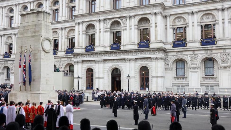 Remembrance Sunday: Veteran visits Cenotaph for first time - BBC News