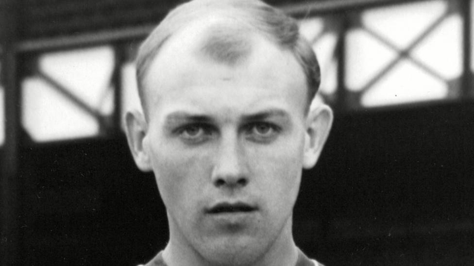 Sunderland: Black Cats mourn Hall of Fame member Cecil Irwin - BBC Sport