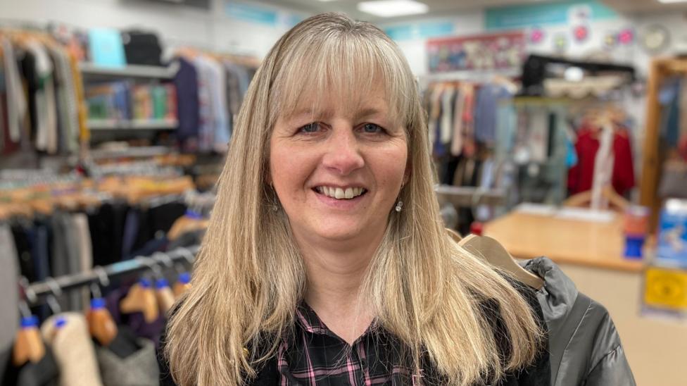 Cynnydd lladrata siopau elusen am bod 'pobl methu fforddio byw' - BBC ...