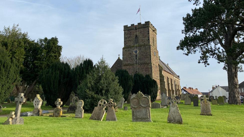 Leicestershire: Church clock reinstalled after renovation - BBC News