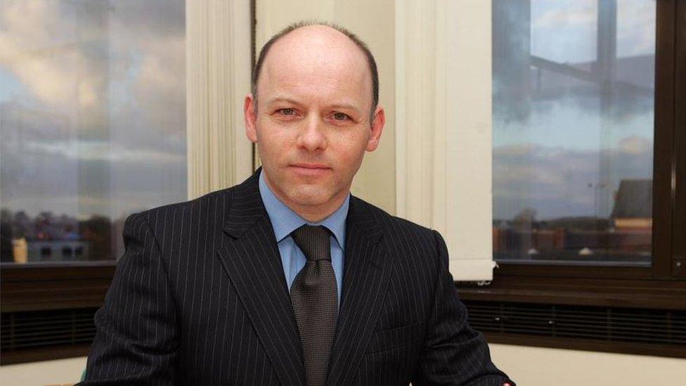 West Berkshire Council leader Gordon Lundie to step down - BBC News