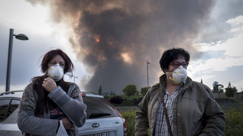 Spain toxic tyre dump at Sesena forces mass evacuation - BBC News