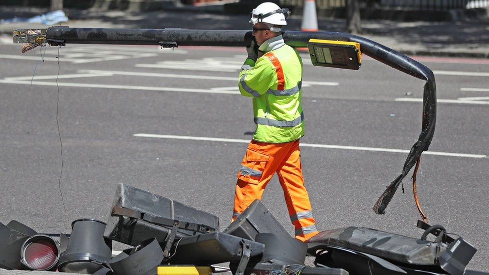 Fatal crash after police flag down car in Kensington - BBC News
