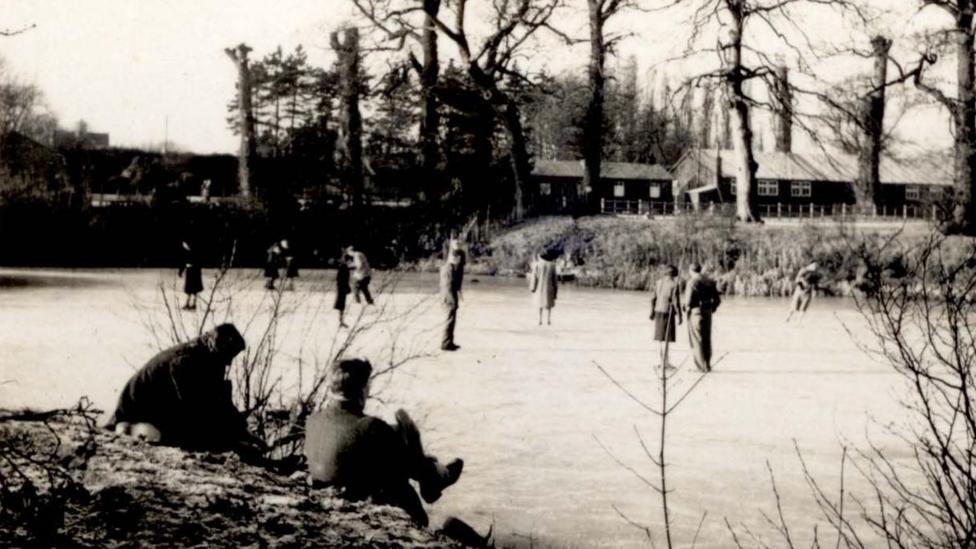 Rare photos of Bletchley Park in the snow during WW2 revealed - BBC News