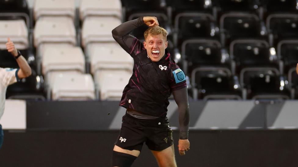 Ospreys 23-22 Scarlets: Late Iestyn Hopkins try earns Ospreys win - BBC ...
