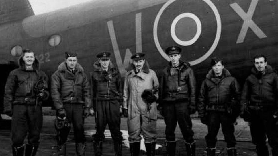 Memorial for Derbyshire WW2 crash airmen is unveiled - BBC News