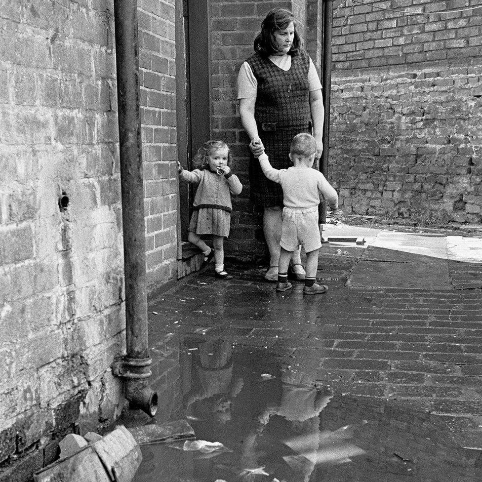 Slum photographs spark charity appeal - BBC News