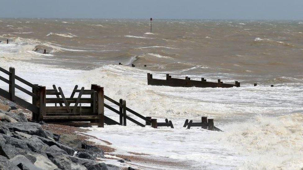 Camber sands death: 'Kite-surfer' dies in 'tragic accident' - BBC News