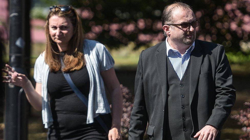 'Conned trying to get my children back' - BBC News