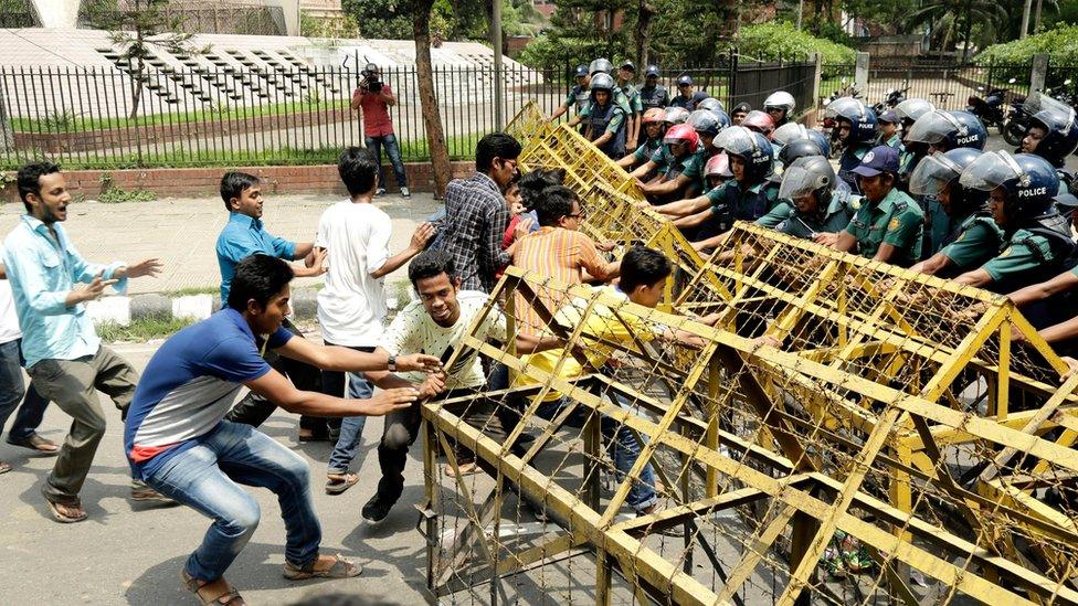 Bangladesh students protest after blogger hacked to death - BBC News