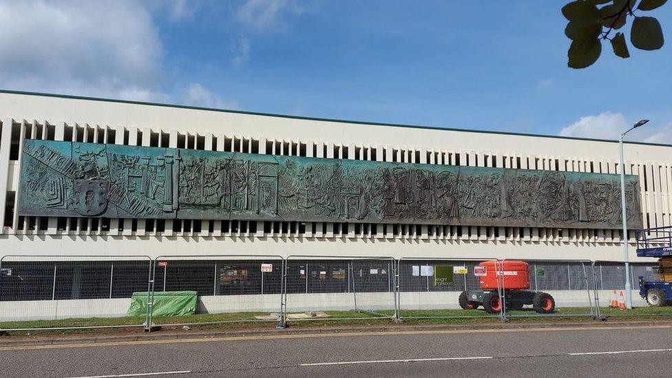 William Mitchell Mural returns to Bracknell town centre - BBC News