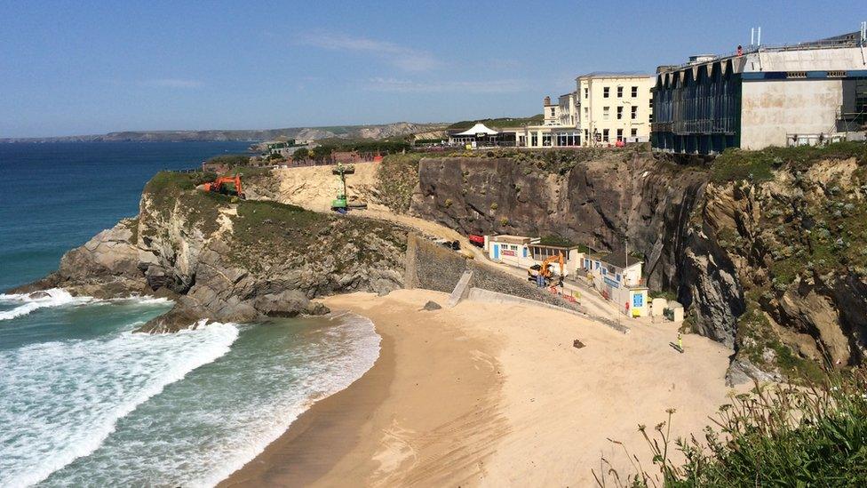 Abseilers stabilise landslide-hit cliff in Newquay - BBC News