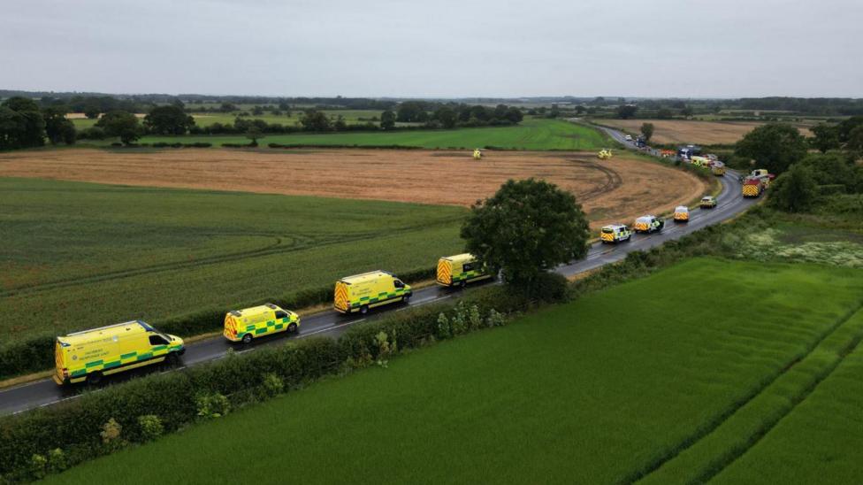 York crash: One man dead and five injured in Rufforth collision - BBC News