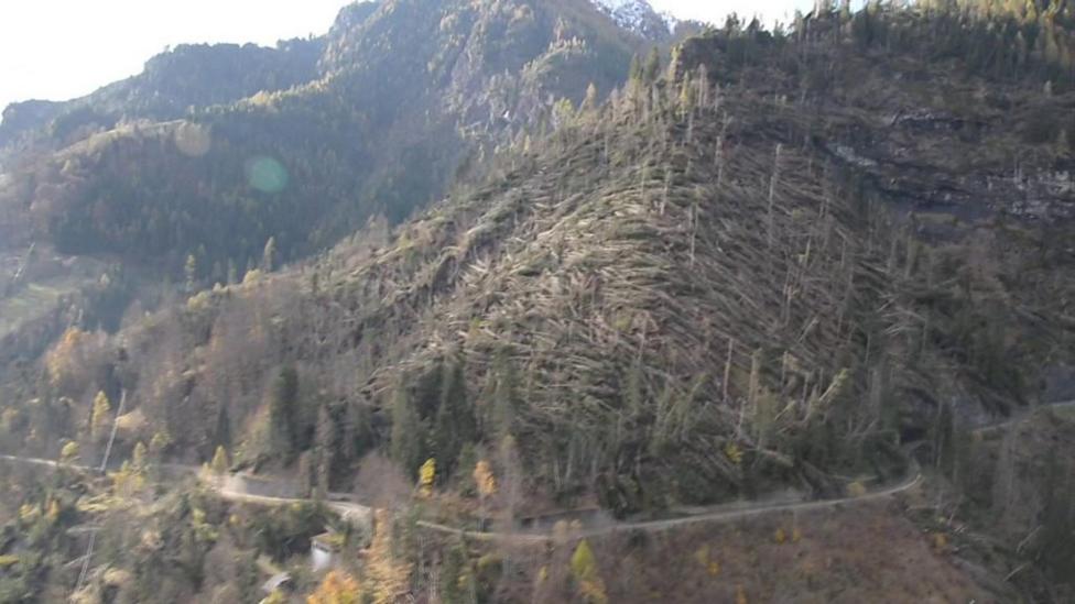 Italy storms: Five dead as northern villages are cut off - BBC News