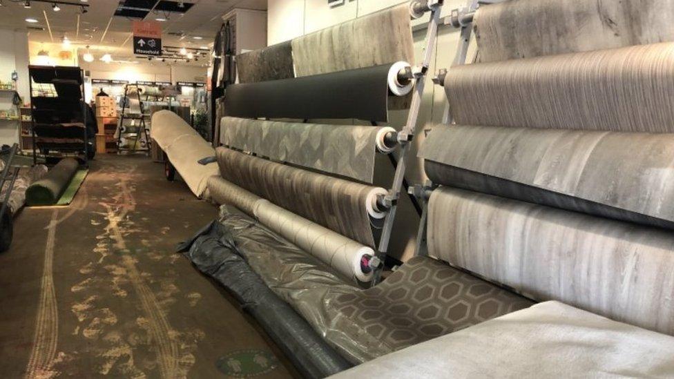 Great Yarmouth Cex shop fire tackled by 30 firefighters - BBC News