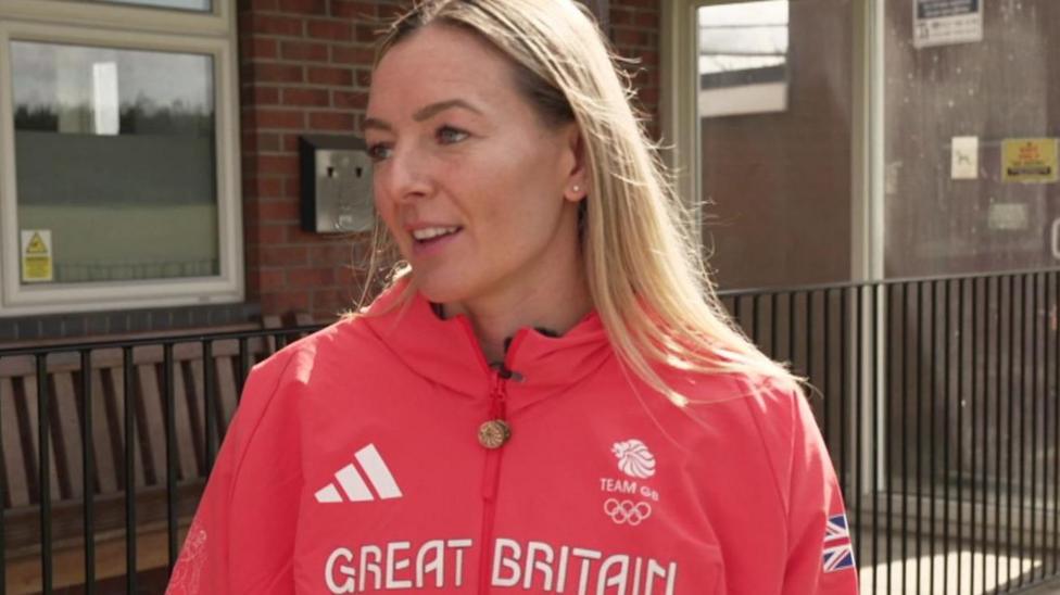 Leeds: Gold medal-winning cyclist Katy Marchant returns home - BBC News