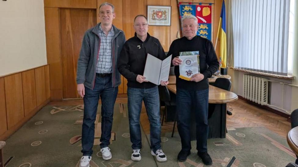 Towcester church volunteers send sixth ambulance to Ukraine - BBC News