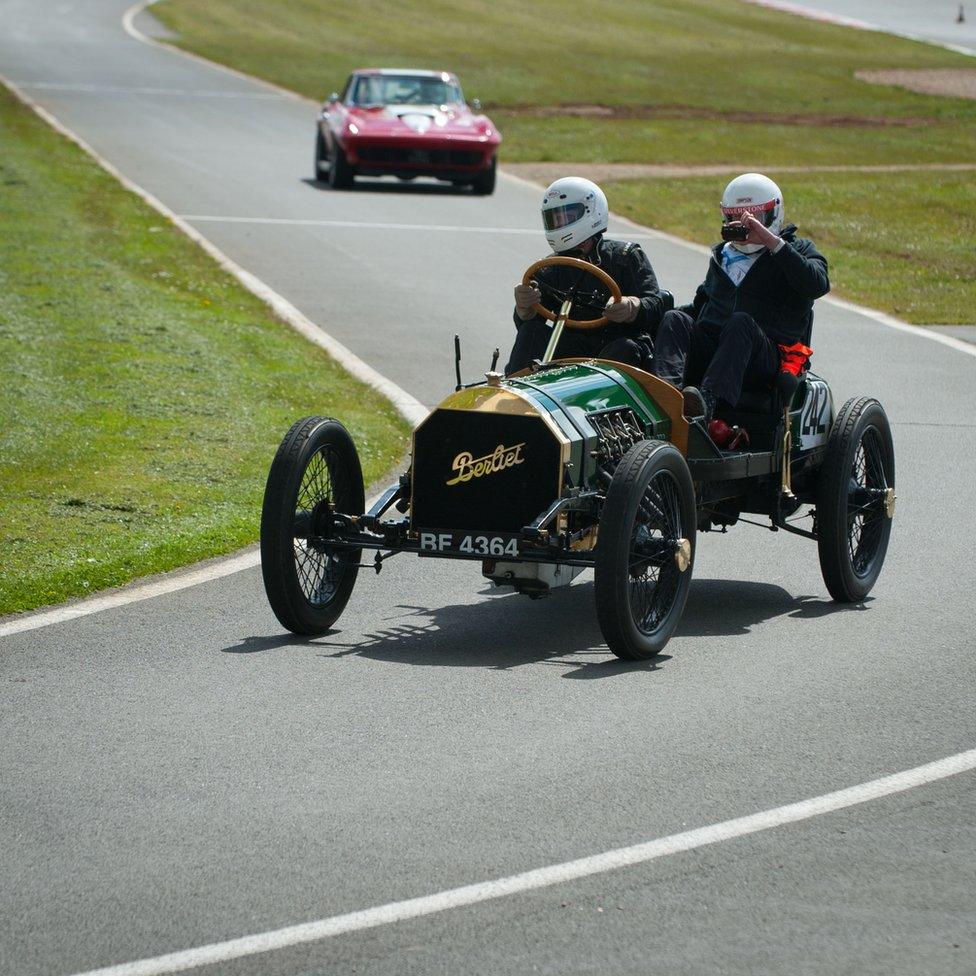 In pictures: Classic cars at Silverstone - BBC News