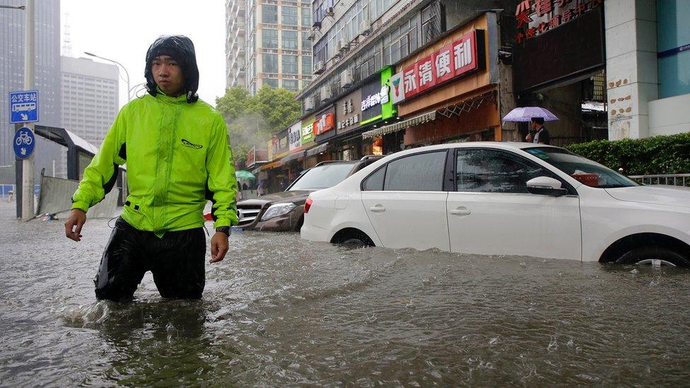 China steps up flood rescue in Wuhan - BBC News