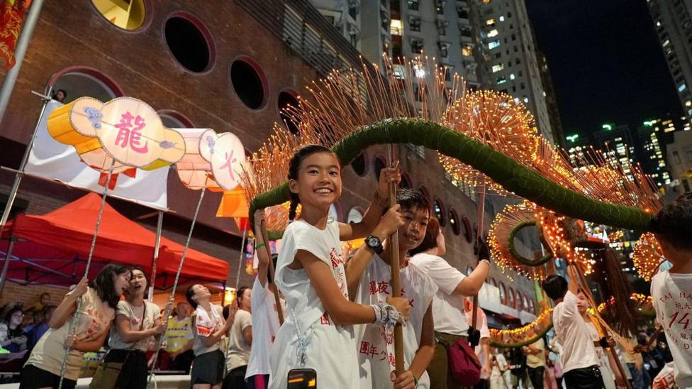 Mid-Autumn Festival: What is it and how is it celebrated? - BBC Newsround