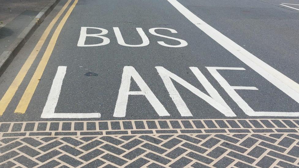 Reading: Second controversial bus lane introduced - BBC News