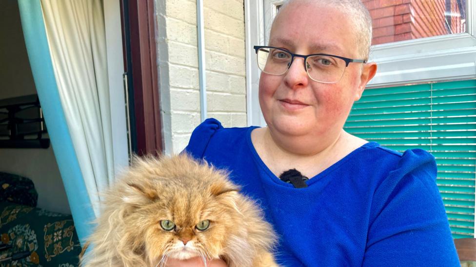 'I was too fat for NHS cancer surgery appointment' - patient - BBC News
