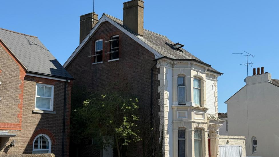 Three people injured after Dunstable house fire - BBC News