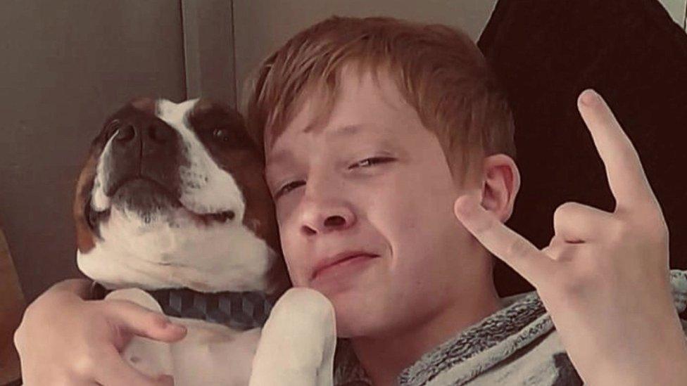 River Eden deaths: Man praised for rescue bid - BBC News