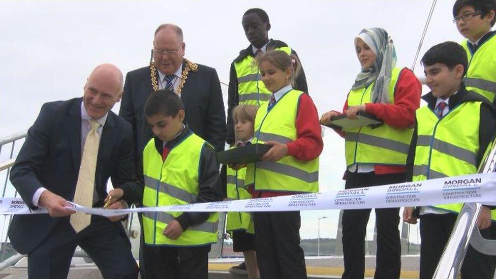 New footbridge over Dundee railway line formally opened - BBC News