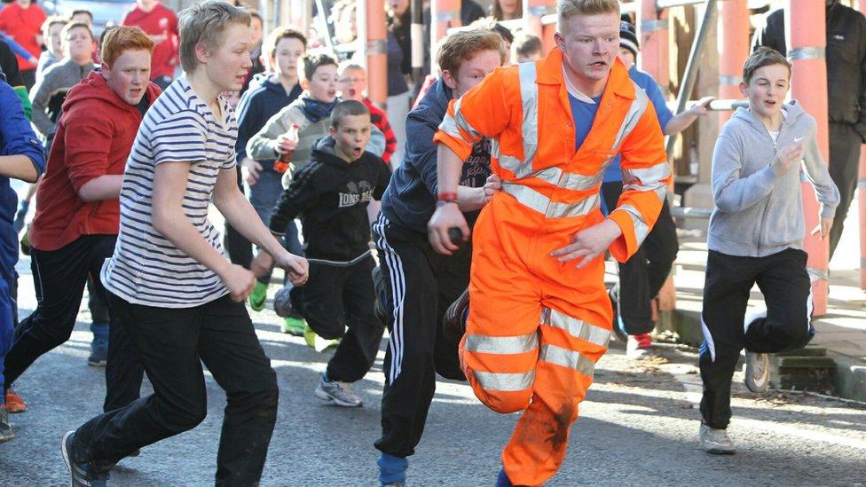 In pictures: Jedburgh's ba game - BBC News