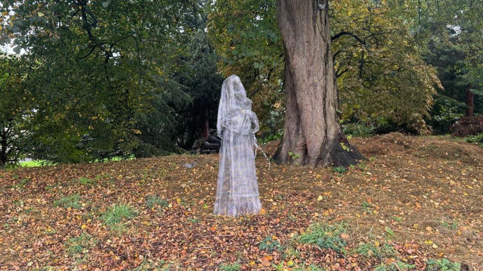 Ghosts in the Gardens: Sculpture event returns to York - BBC News