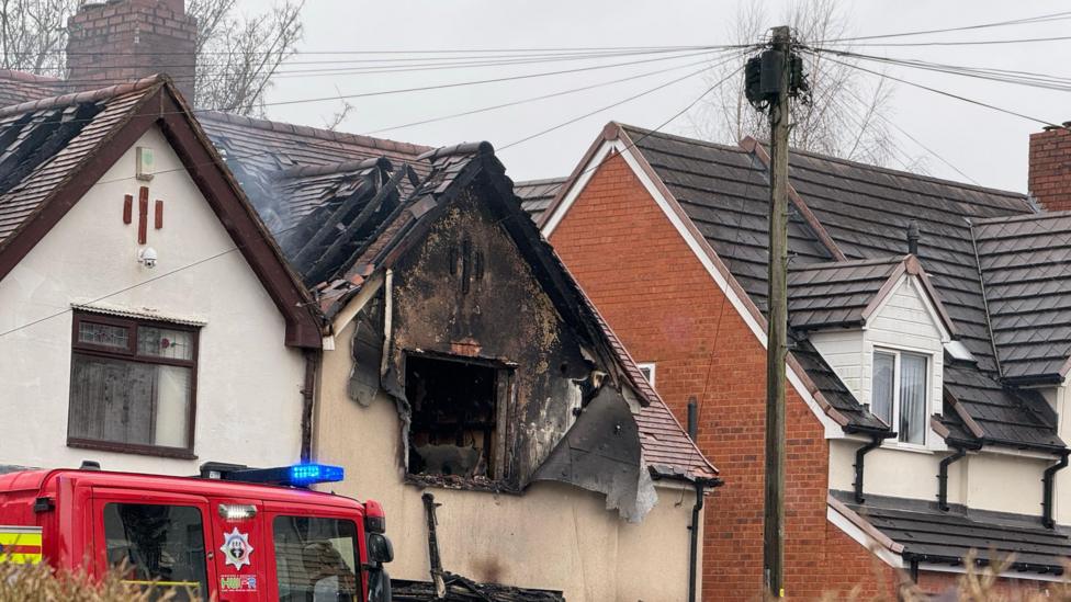 Bromsgrove: Four people rescued from serious house fire - BBC News