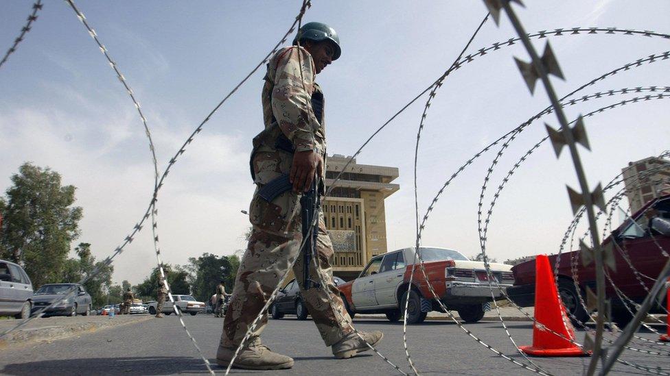 Iraq conflict: Baghdad building wall against IS - BBC News