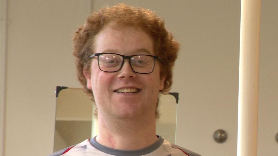 The 'mind-bending' bionic arm powered by AI - BBC News