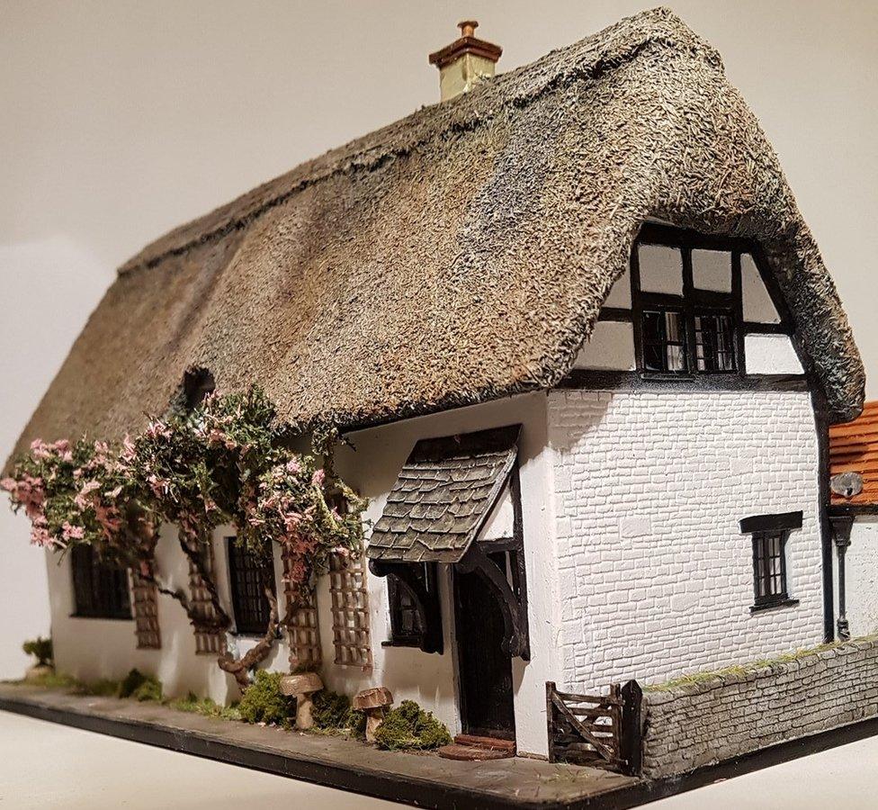 Huddersfield modeller Lee Robinson recreates real homes - BBC News