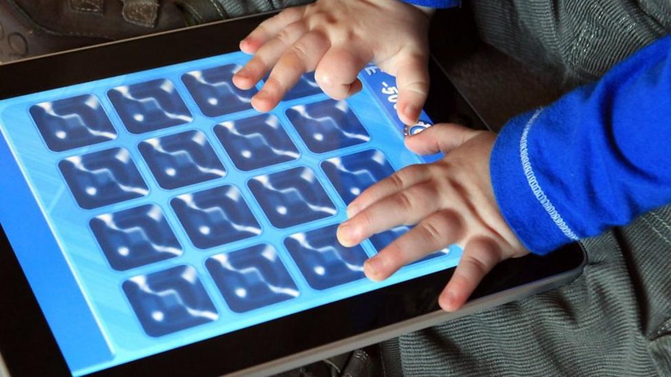 The trouble knowing how much screen time is 'too much' - BBC News