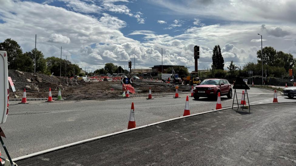 Overnight closures at Dunball roundabout in Bridgwater begin - BBC News