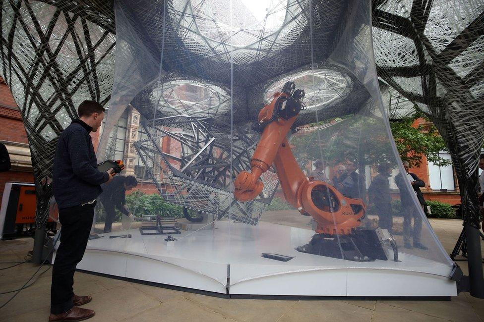 Robot takes up residence to build V&A pavilion - BBC News