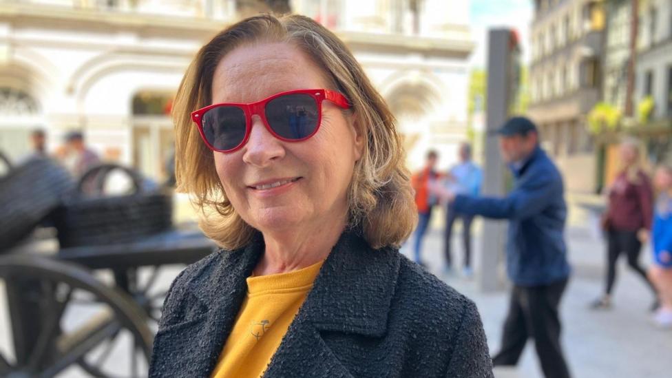 Molly Malone statue: Stewards brought in to stop 'groping' - BBC News