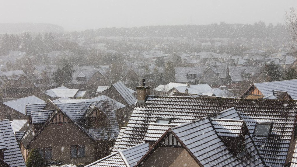 April showers bring snow flurries to Scotland - BBC News