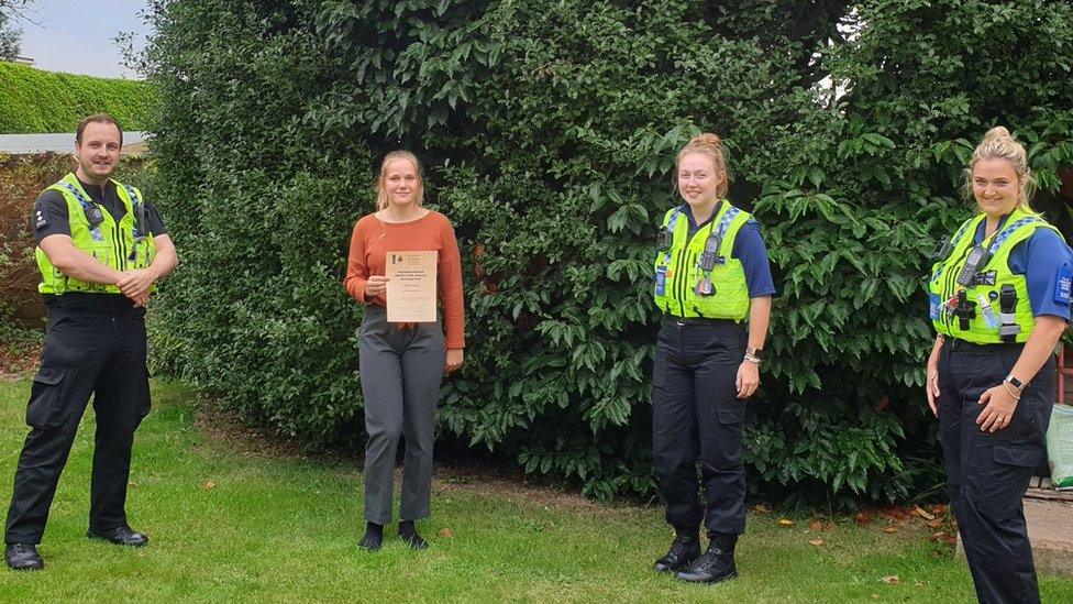 Award for Dorset newspaper girl who made life-saving call - BBC News