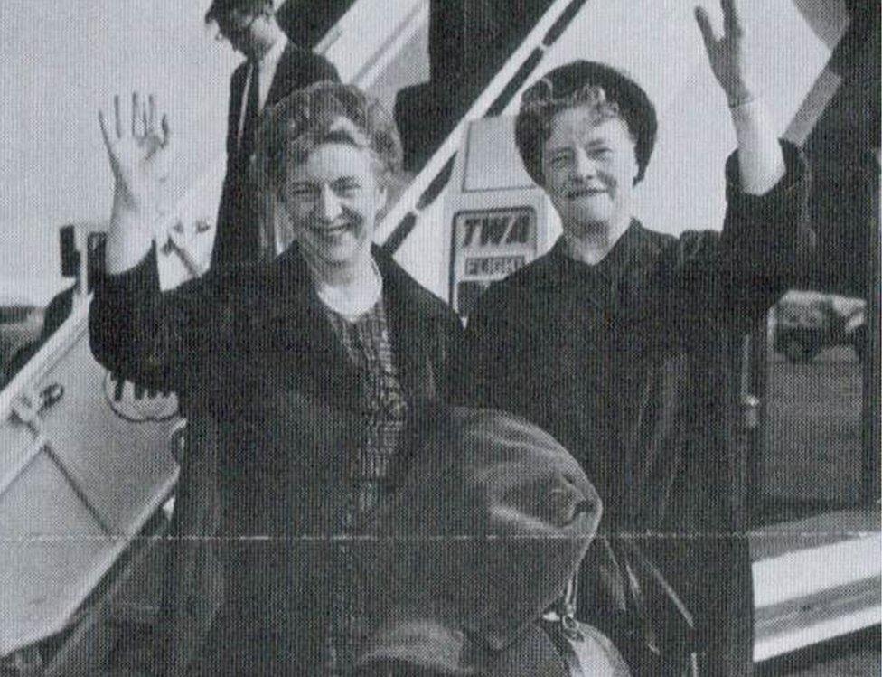 The opera-loving sisters who 'stumbled' into heroism - BBC News