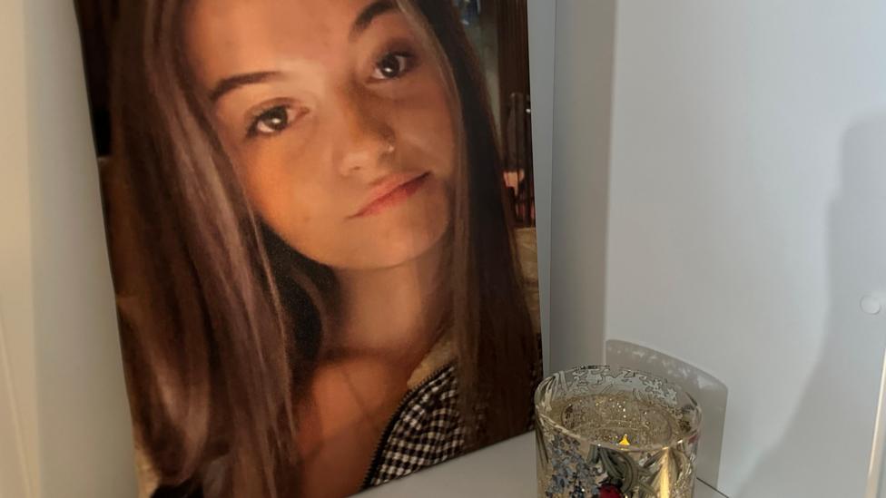 'A seatbelt would have saved Phoebe's life' - BBC News