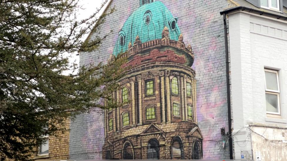 Cowley Road: Is this multi-cultural street the 'real' Oxford? - BBC News