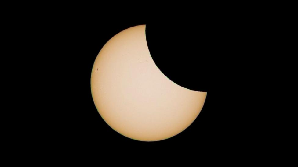 Partial solar eclipse captured across the south of England - BBC News