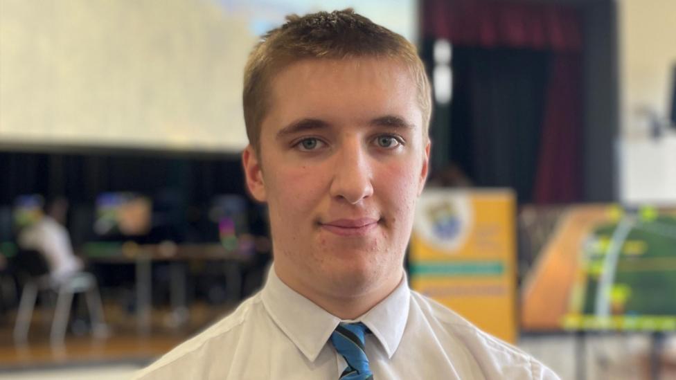 'I study esports at school - it's not just playing games' - BBC News