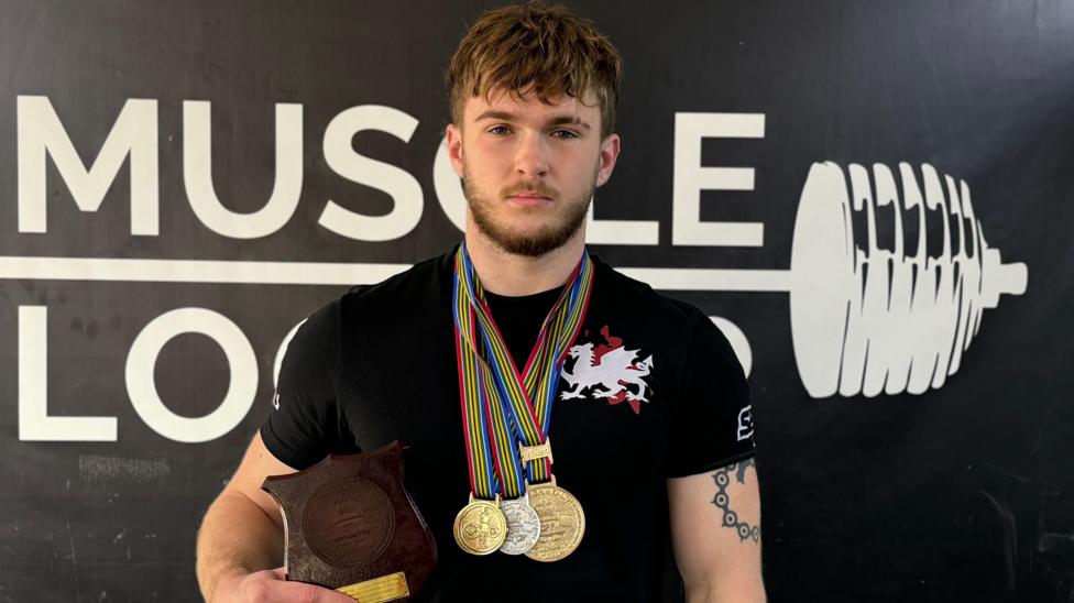 Powerlifting: Anglesey teen Lucas Williams's Commonwealth gold - BBC News