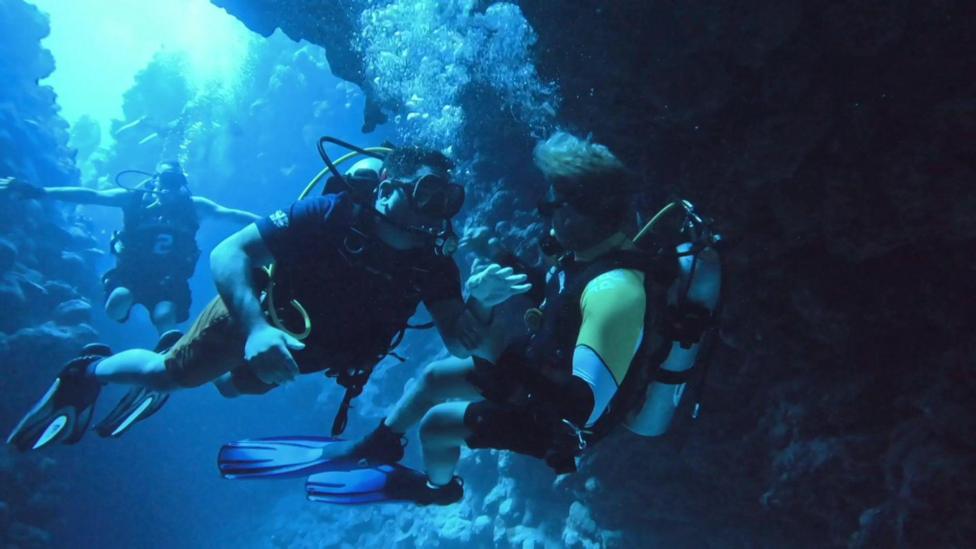 Pair make history as the first disabled duo to scuba dive to 40m - BBC News