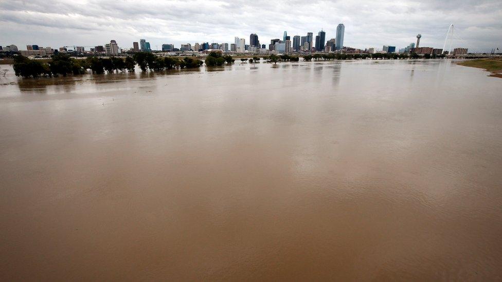 Weakened storm Patricia brings floods to Texas - BBC News